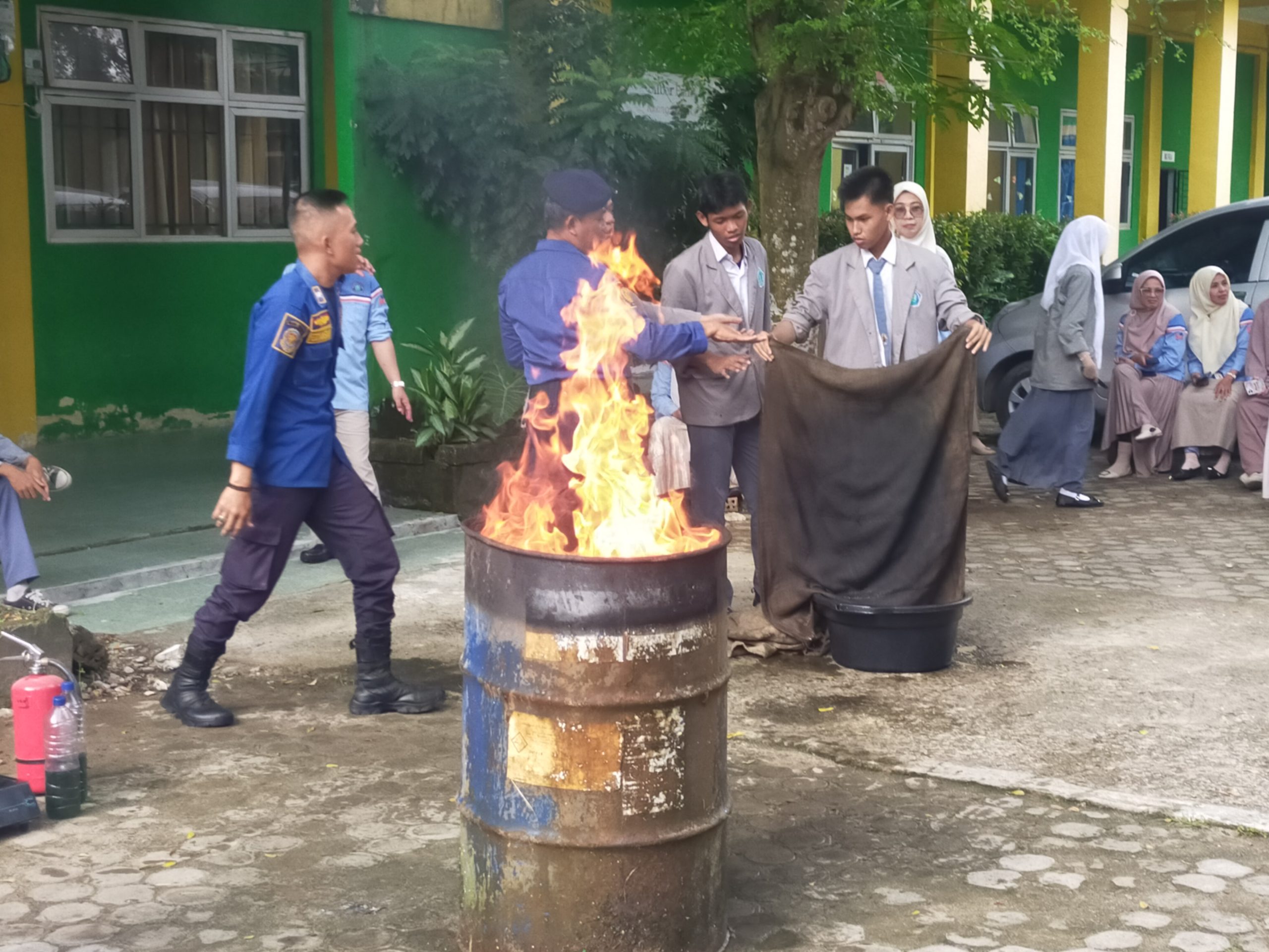 Sosialisasi Damkar di Sekolah: Siswa Belajar Pemadaman Api - SILBER MEDIA